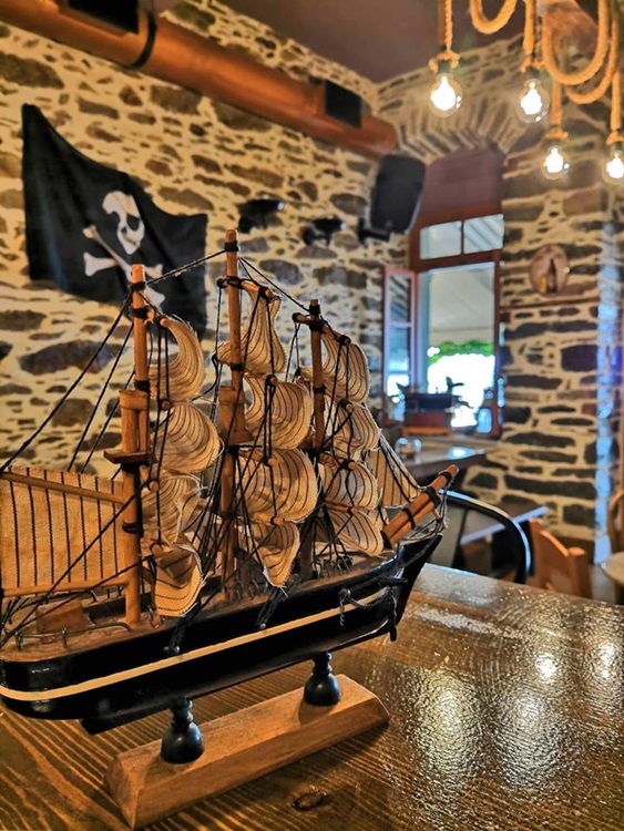ΚΑΦΕΤΕΡΙΑ ΚΑΦΕ ΜΠΑΡ ΚΑΡΥΣΤΟΣ | BLACK PEARL - Greekcatalog.net